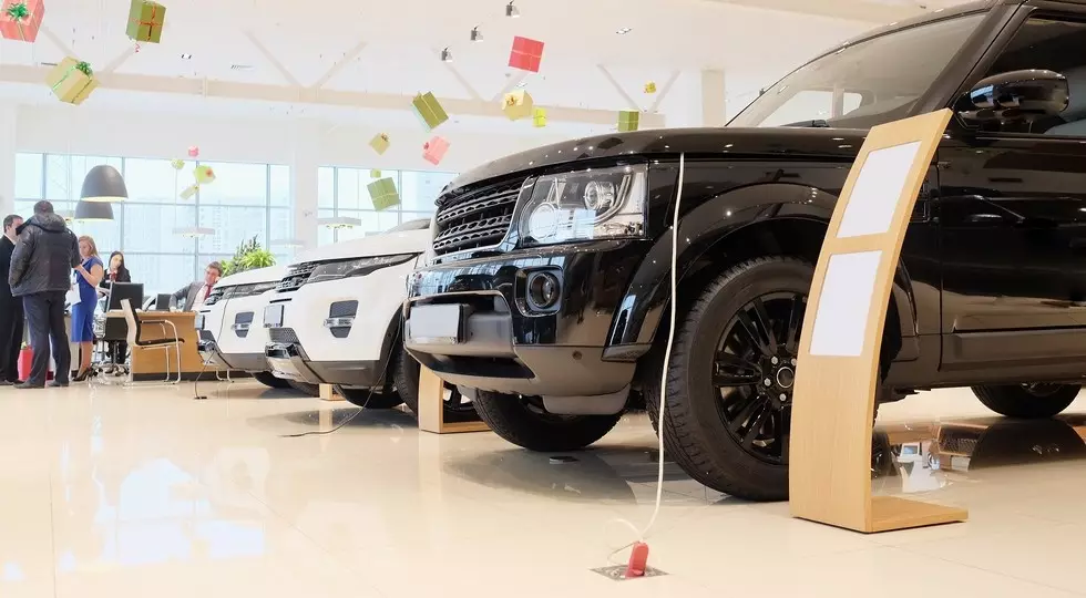 Москва, Русија, 3 декември 2014: Автомобили во изложбен салон на трговски центар за автомобили во Москва, Русија
