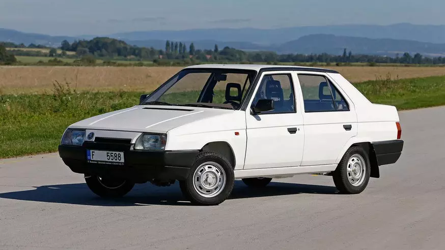 Czech in Italian costume: the history of the development and fate of Skoda Favorit 40144_42