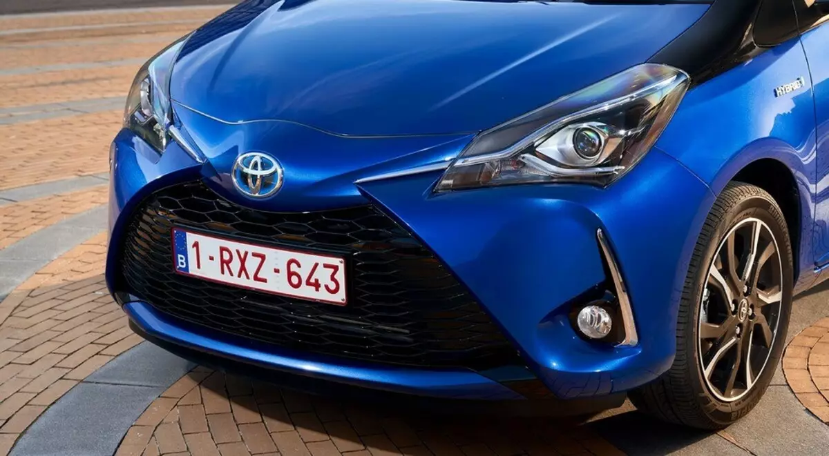 2017-TOYOTA-Yaris-Hybrid-Blue-Blue-detail-EXT-01