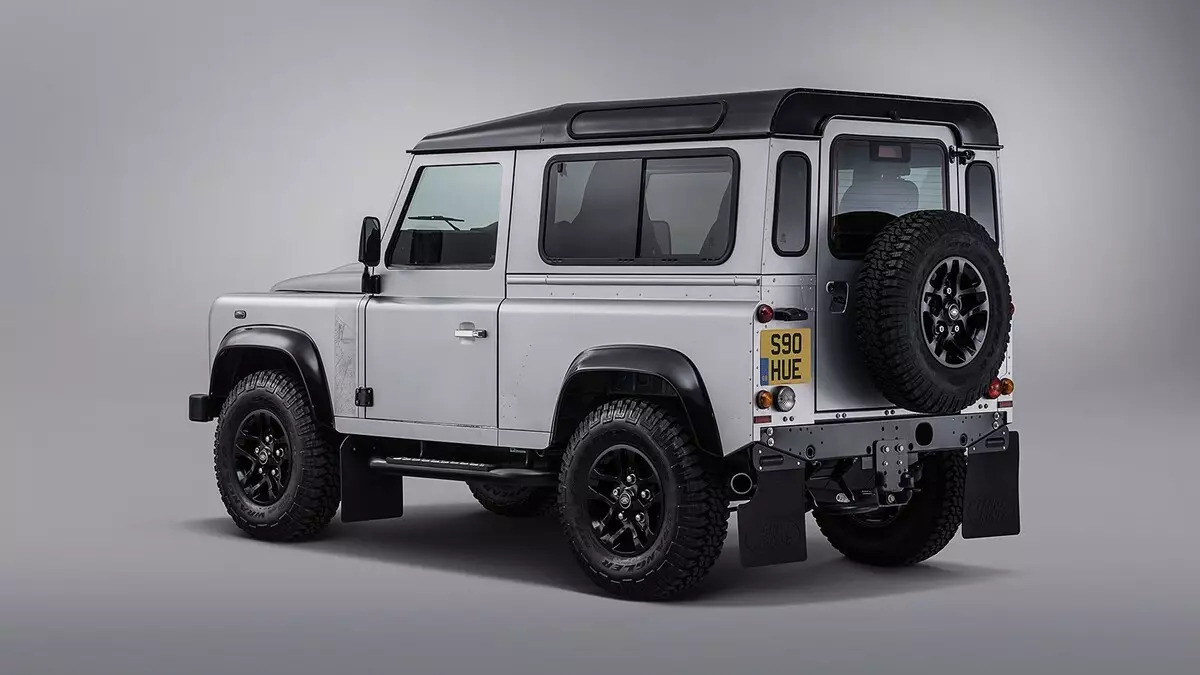 Land_rover_defender_90_2_000_000th_3.