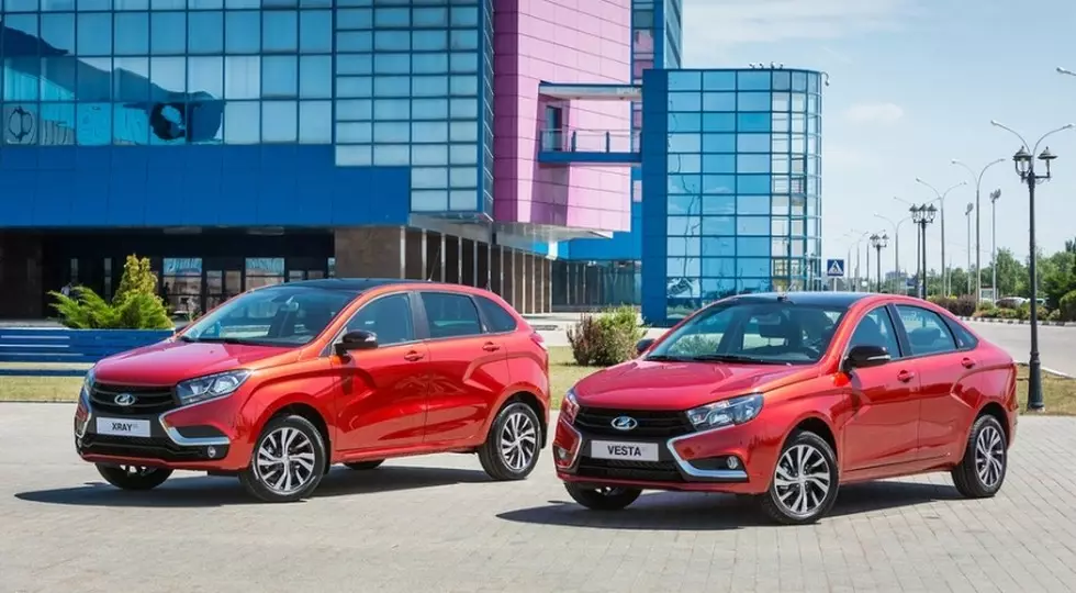 En la foto: Lada Xray 50 aniversario y Lada Vesta 50 aniversario