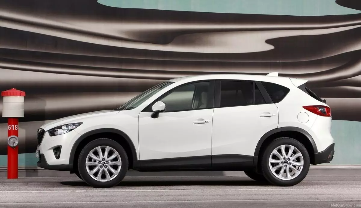 100.000 kilometer mei Mazda CX-5: Crossover, wat lestich is om te stopjen 40727_5