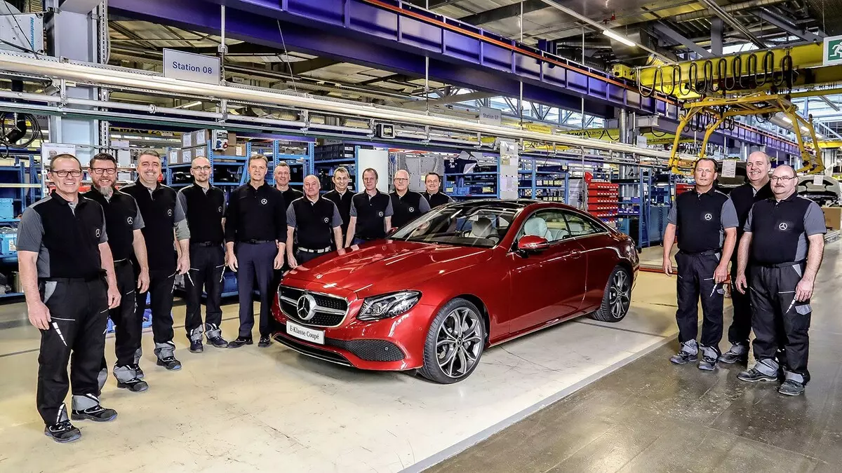 A család tagja: Mercedes megkezdte az E-CLASS Coupe soros kiadását 40737_2