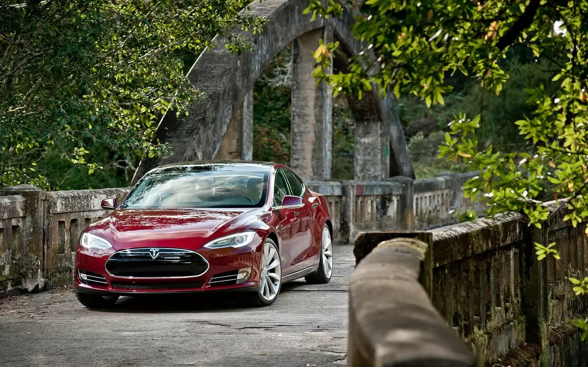 Įtampos auga: Tesla jau surinko 2000 automobilių per savaitę 40753_5