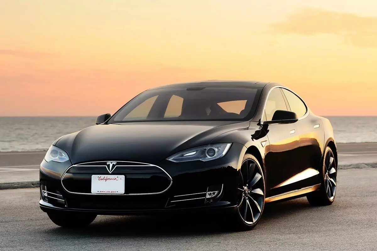 وولٹیج بڑھتا ہے: Tesla نے پہلے سے ہی 2000 کاریں جمع کیے ہیں 40753_7