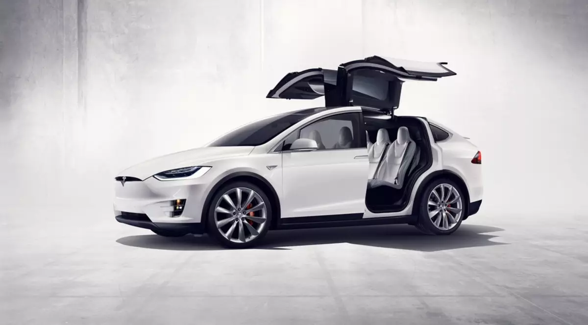 TESLA MODEL X: tsara indrindra avy amin'ny Zaporozhets, Citroen ary gullwing 40755_11