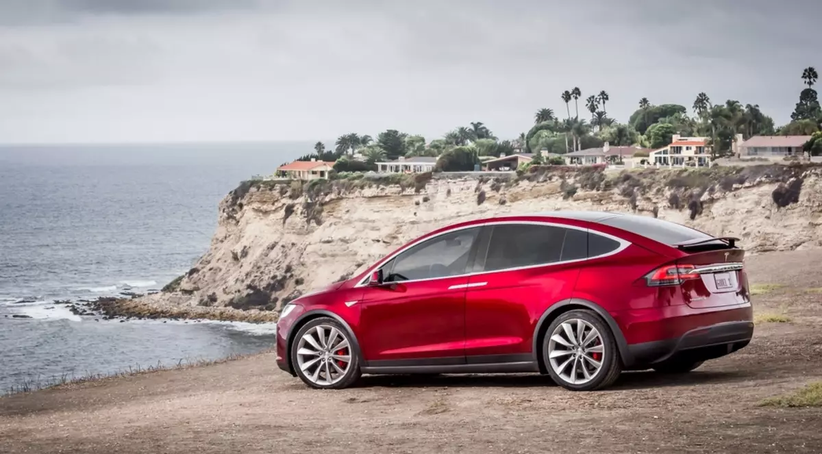 Tesla Model X: het beste van Zaporozhets, Citroen en Gullwing 40755_15