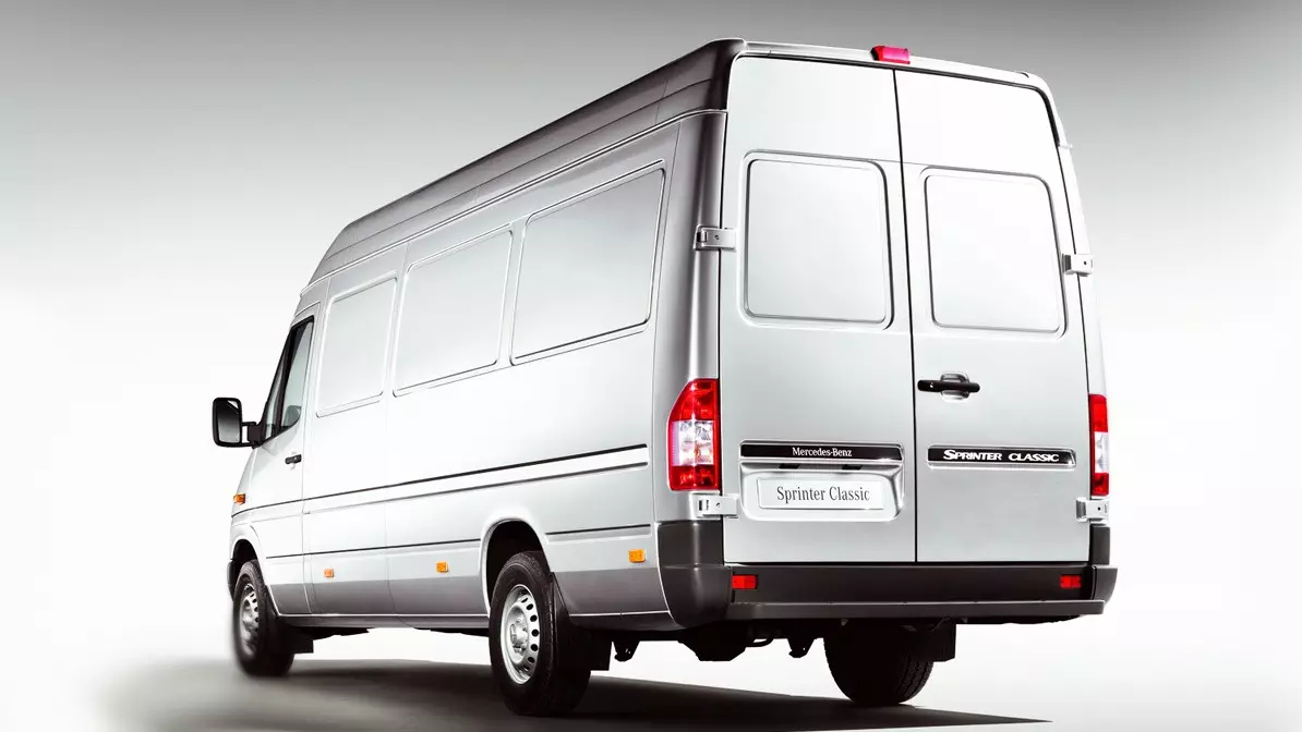 Níos mó ná 3,000 Mercedes-Benz Sprinter Freagairt don Rúis 40830_3