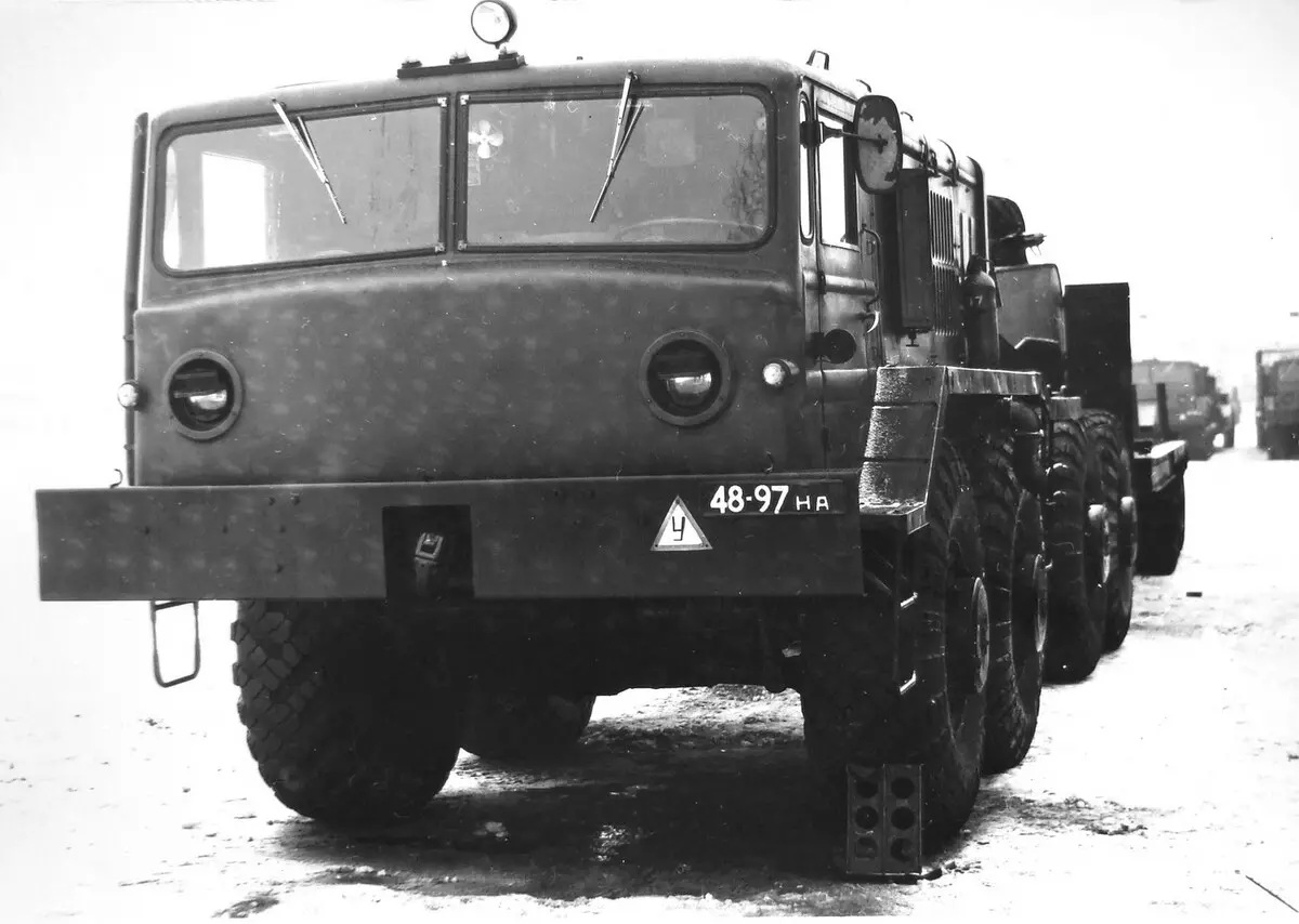 Maz-537 အိမ်ရှေ့တွင်ရှေ့တန်းရှေ့နံရံနှင့်အတူ Serial Tractor (ဓာတ်ပုံ L. Gogevev)