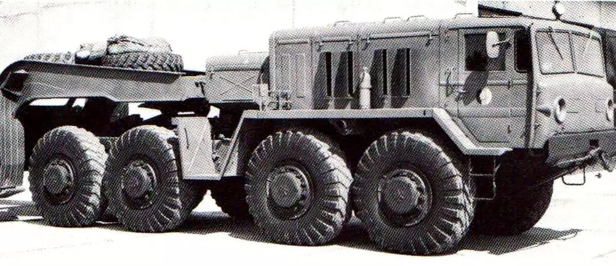 Sadel Tractor Maz-537G unua eldono en la popola armeo GDR