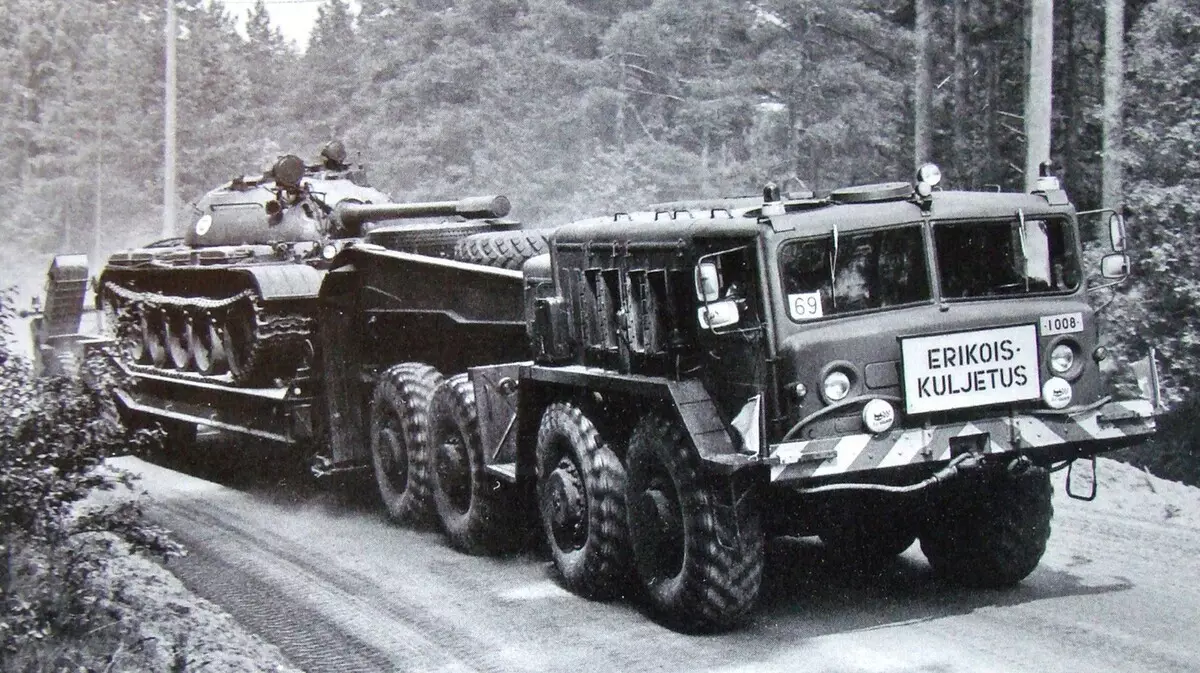 MAZ-537G suomių kariuomenėje transportavimo T-54 bake (iš archyvo E. Muikku)