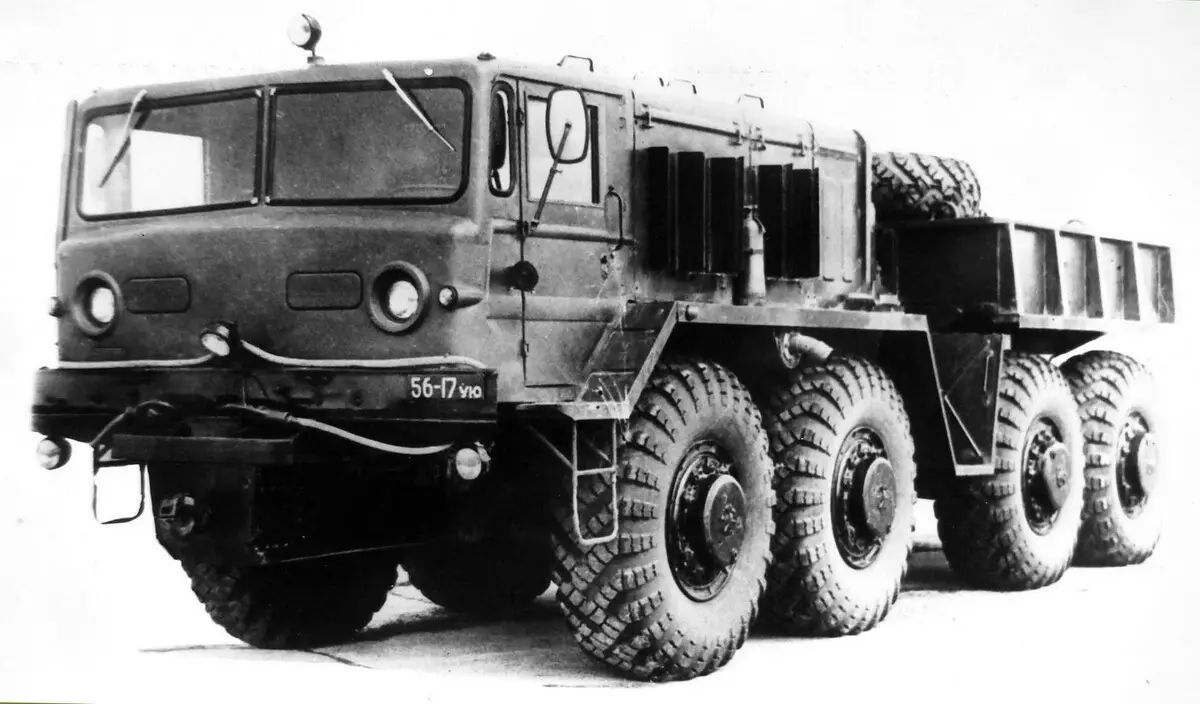 Balasta traktoro Maz-537A kun la centra turbo. 1964 (de la arkivo de niits at)