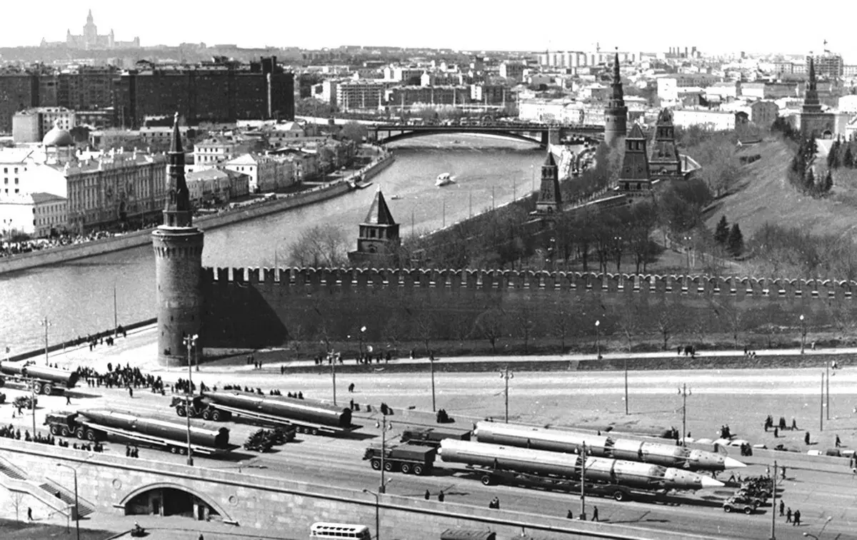 Raketų kelio traukiniai Moskvoretsky tiltas po parado - MAZ-537A traktoriaus su GR-1 raketomis (dešinėje) ir MAZ-537 su R-26 raketomis. 1965 m
