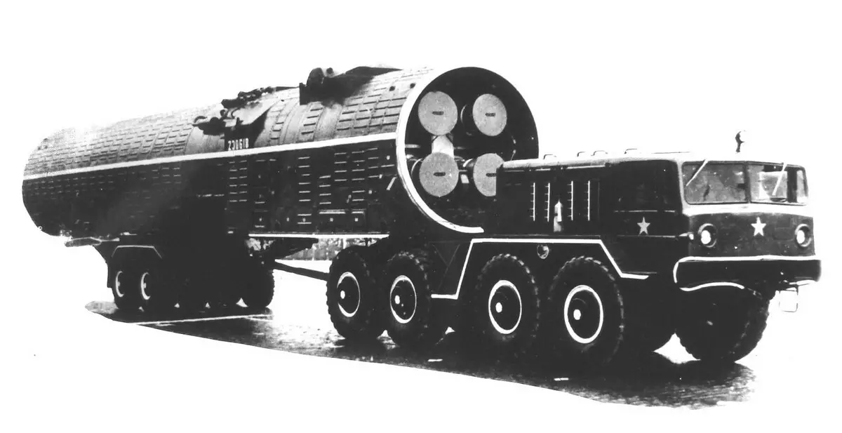 Maz-537B traktè ak deplase kamyon tounen. 1967 (soti nan achiv la nan NIITS nan)