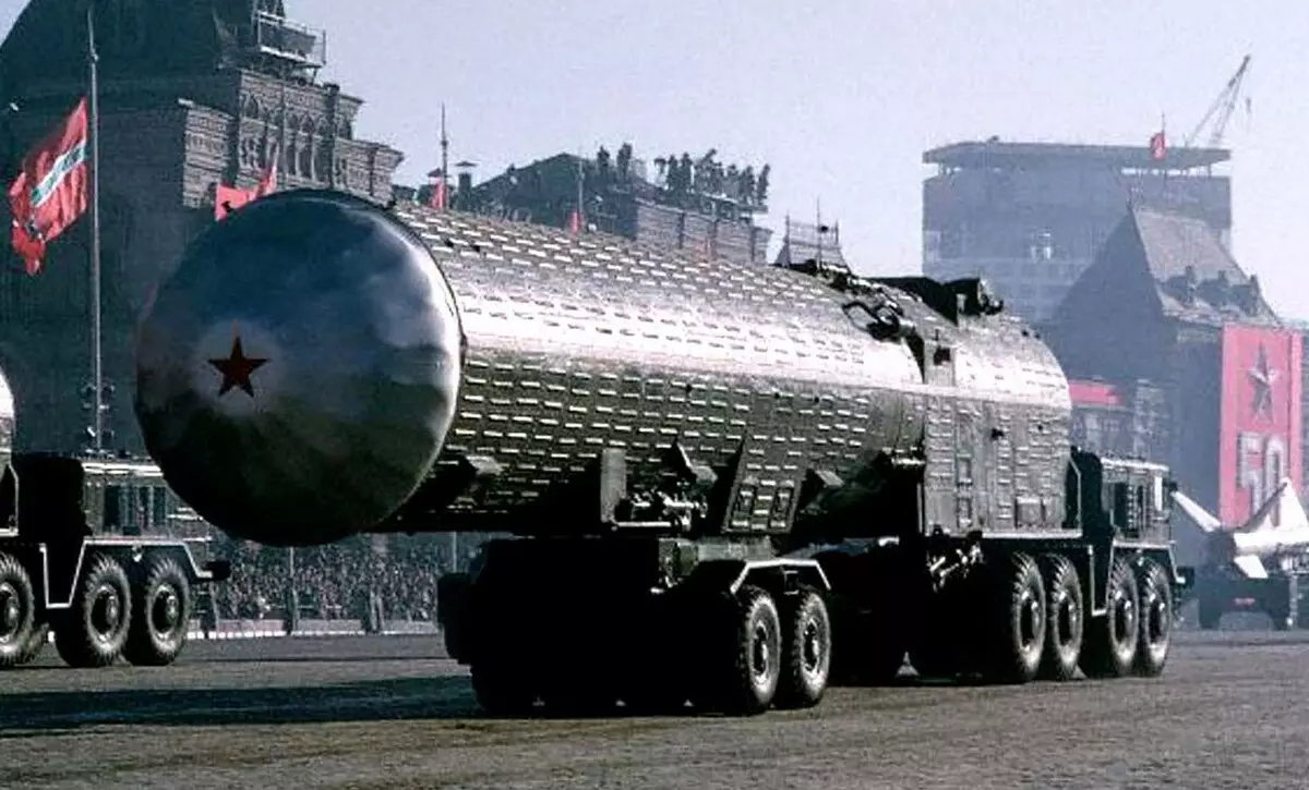 ロケット複合体A-35の半トレーラー容器を用いたMAZ - 537Bトラクタのパレードについて