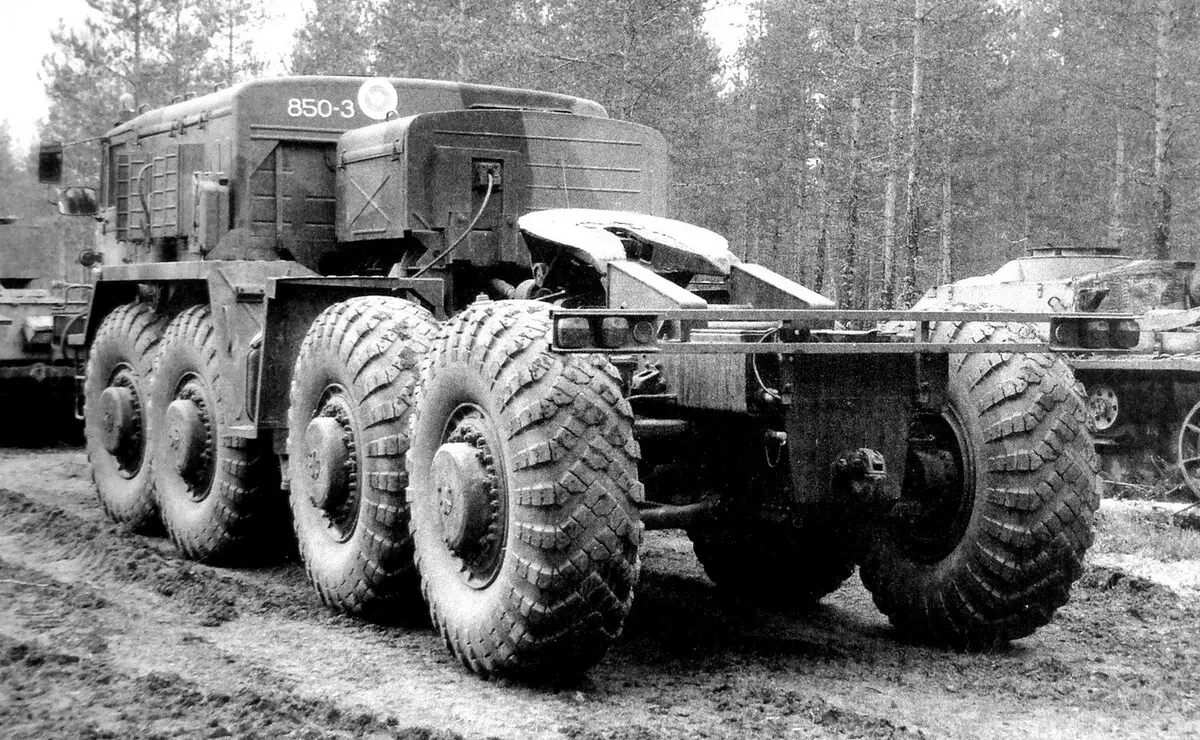 Traktor treuk anu paling umum Maz-537g kalayan winch (ti arsip e. mikku)
