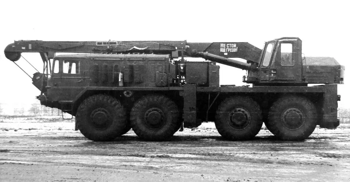 Hydraulic crane 9t35 ndị ​​agha roket na Maz-53k chassis. 1968 (site na Archive nke nits na)