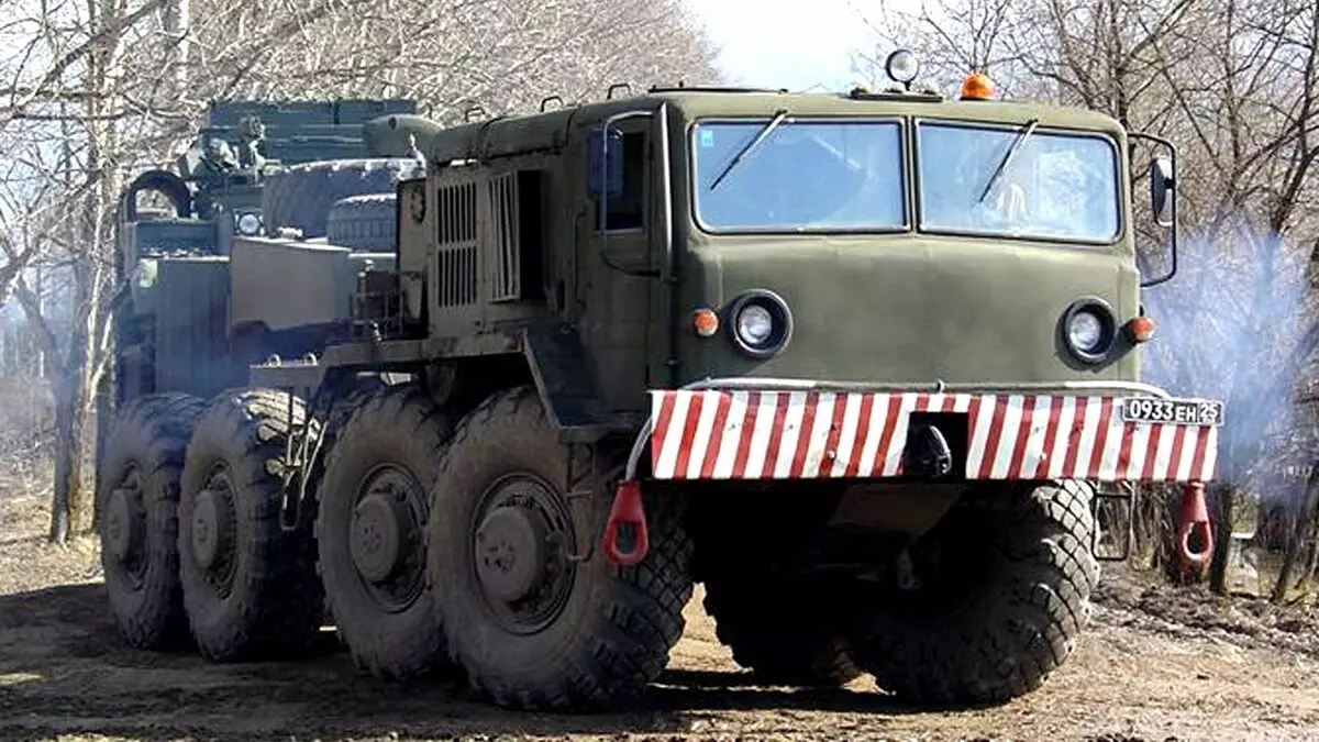 Maz-537G telat kalayan tangki akomodasi kabuka pikeun bahan bakar (poto A. glyaeva)