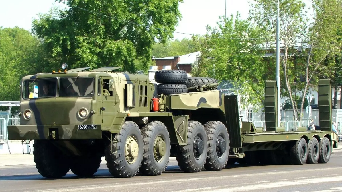 Maz-537 traktè ak yon tank twa-aks semi-trelè CHMAP-9990 (Foto nan otè a)