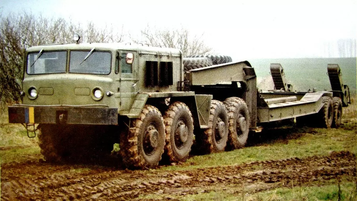 MAZ-537 جرار مع نصف مقطورة محورين MAZ-5247G في جيش أوكرانيا (من الأرشيف J. Vollert)