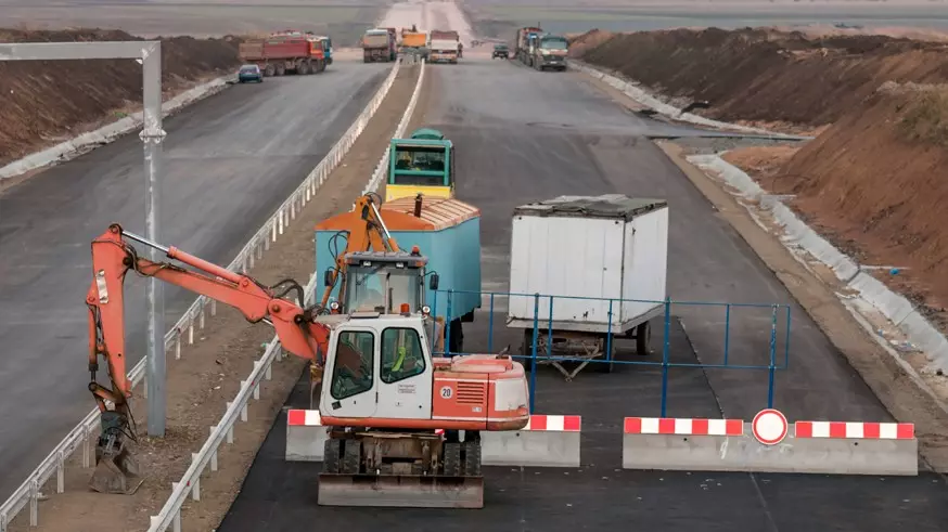 道路や高速道路の建設と修理