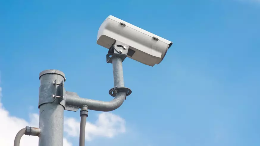 La telecamera CCTV di sicurezza del traffico operante su strada rilevando il TRA