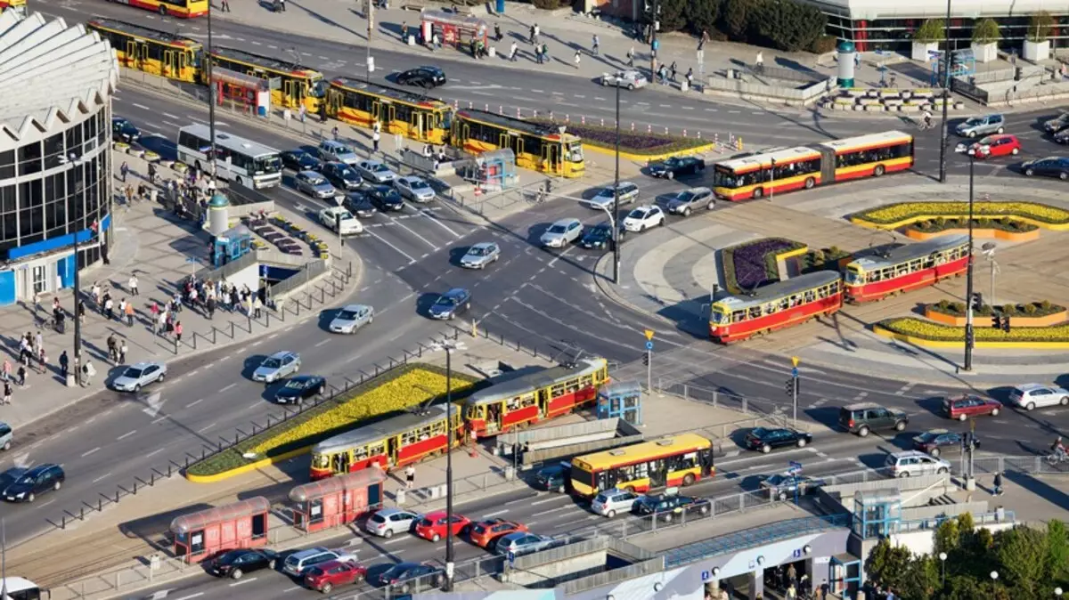 Traffico di un'ora di punta sulla rotonda