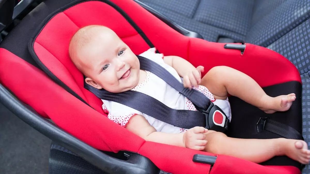 Baby sitten yn 'e autostoel