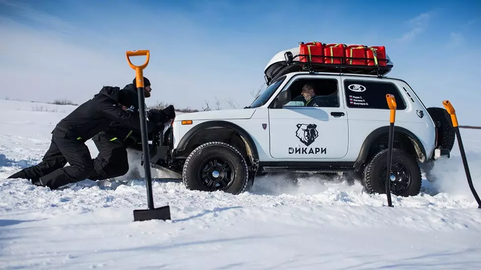 Ar an mbealach go Yakutia chun dhá fhear geimhreadh a shárú