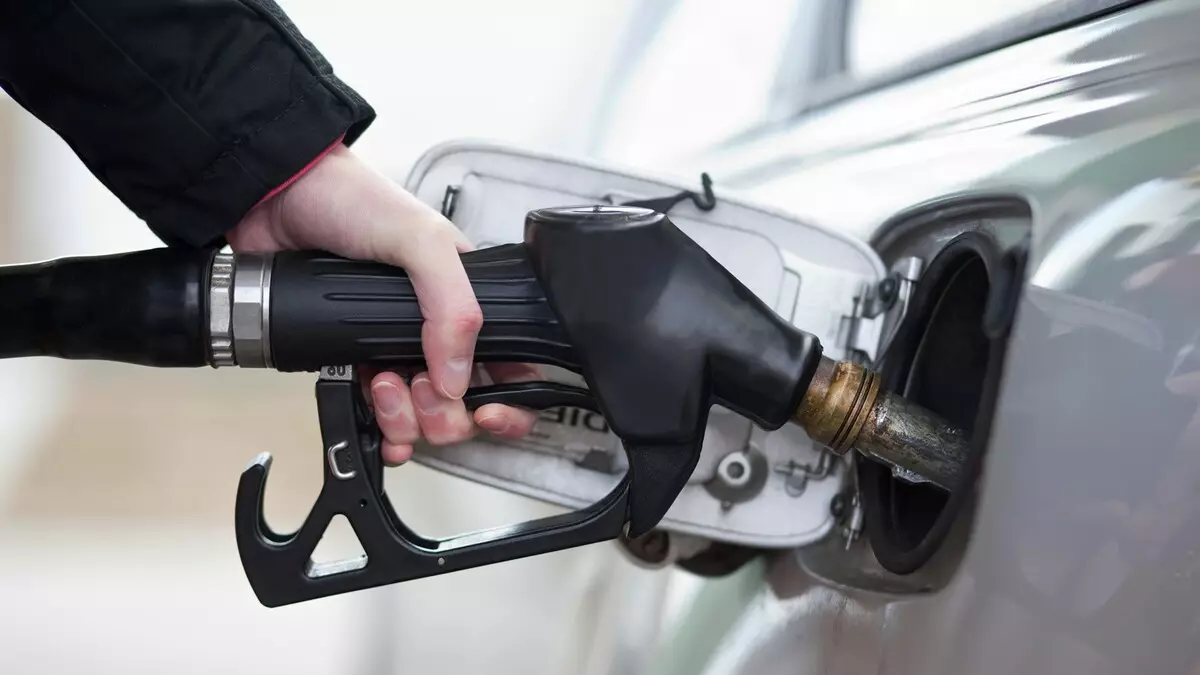 Abastecimento de carro no posto de gasolina