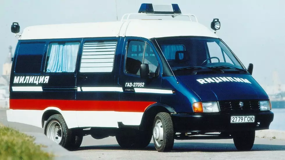 Бид дамжуулалтыг шилжүүлж байна: Gazelle Gaz-3221-ийн Minibus-ийн түүхэн бүтээн байгуулалт 41082_6