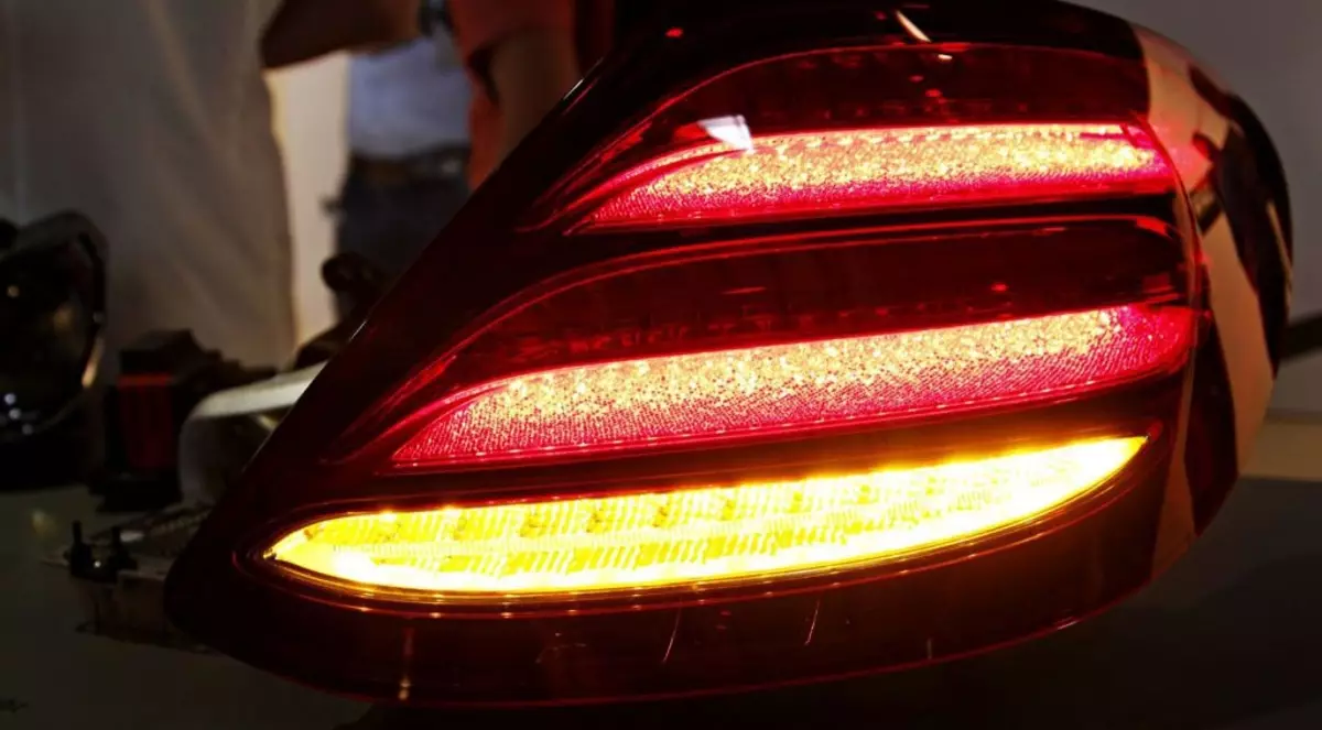 Mercedes-Benz mostrou uma lanterna 