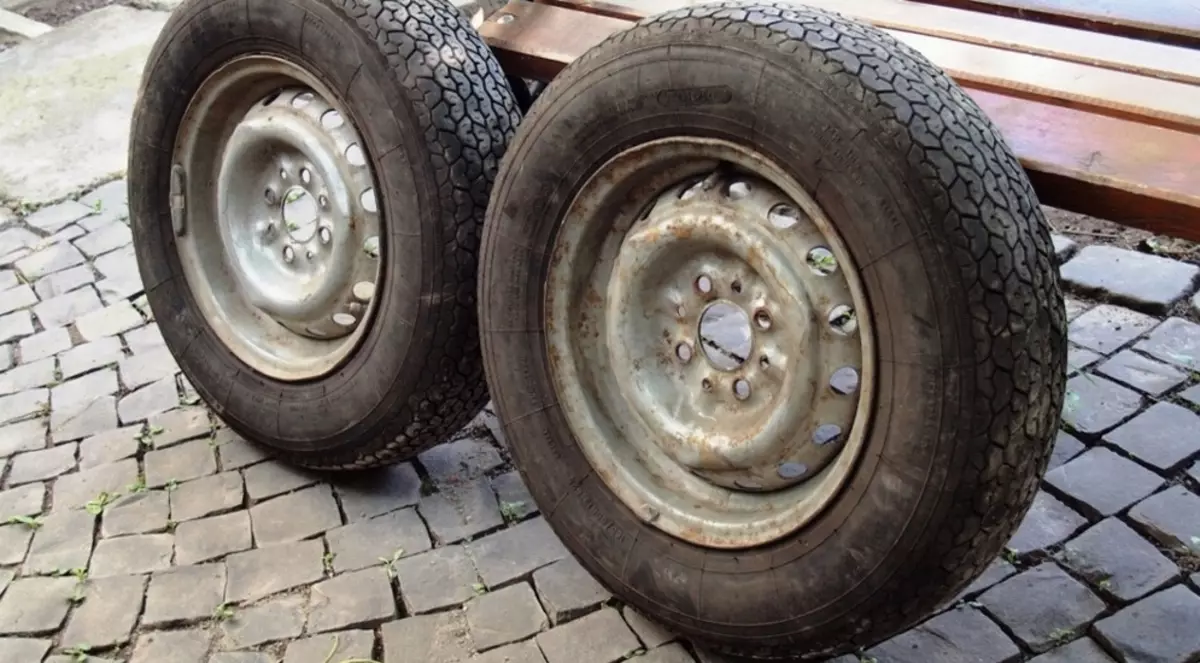 Sur les traces de Pirelli et Michelin: Histoire des voitures de pneus ordinaires Vaz 41114_10