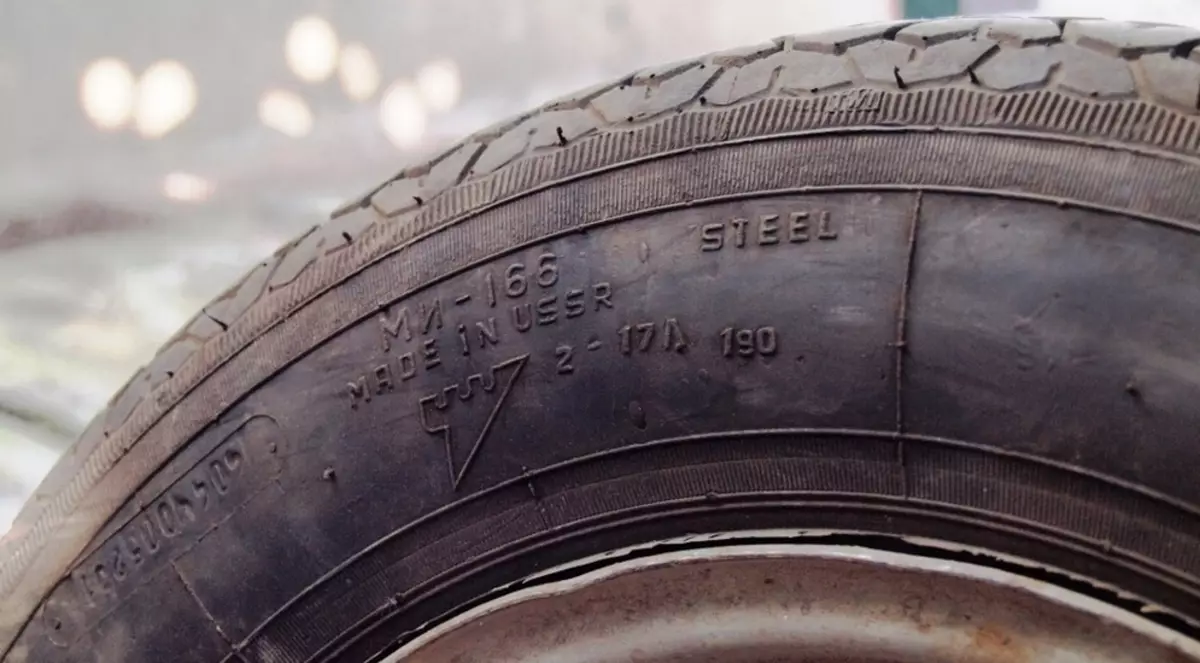 Dalam jejak Pirelli dan Michelin: Sejarah mobil ban biasa VAZ 41114_11
