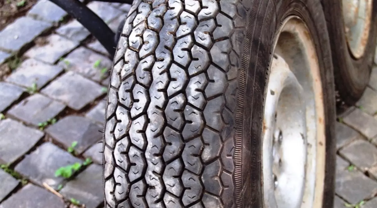 Sur les traces de Pirelli et Michelin: Histoire des voitures de pneus ordinaires Vaz 41114_12