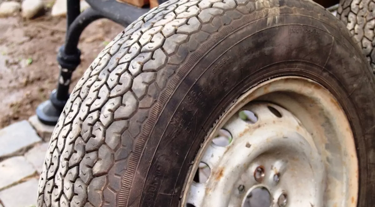 Sur les traces de Pirelli et Michelin: Histoire des voitures de pneus ordinaires Vaz 41114_13