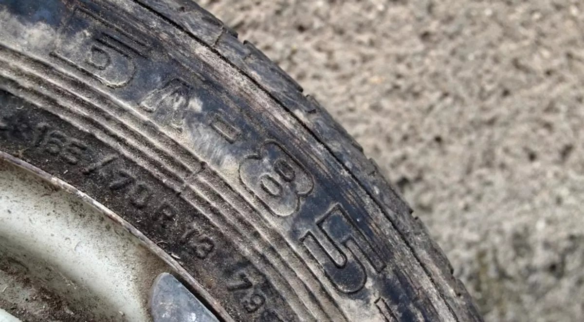 Sur les traces de Pirelli et Michelin: Histoire des voitures de pneus ordinaires Vaz 41114_20