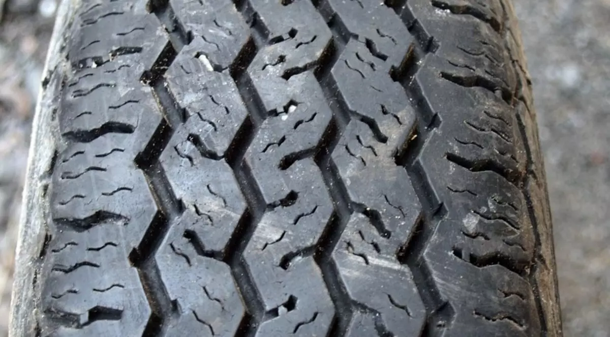 Sur les traces de Pirelli et Michelin: Histoire des voitures de pneus ordinaires Vaz 41114_21