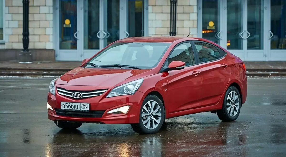 אין די פאָטאָ: Hyundai Solaris פון די פריערדיקע דור