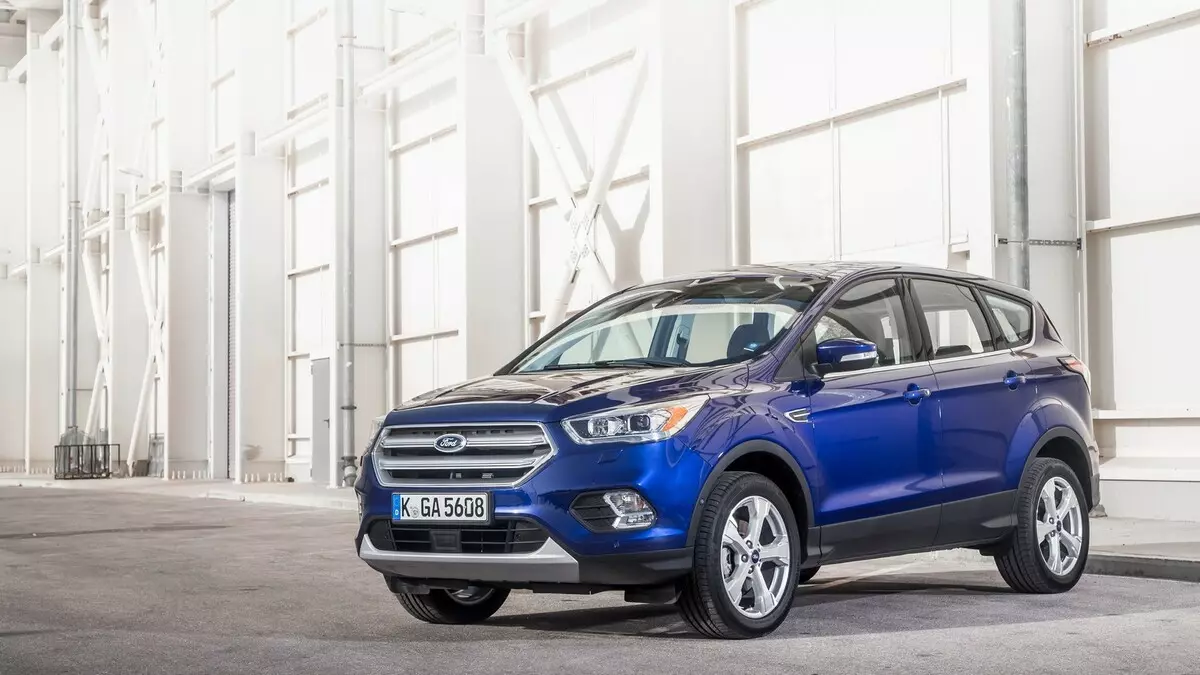 Ford Kuga MetIt Fistsellers en la rusa merkato 41344_1