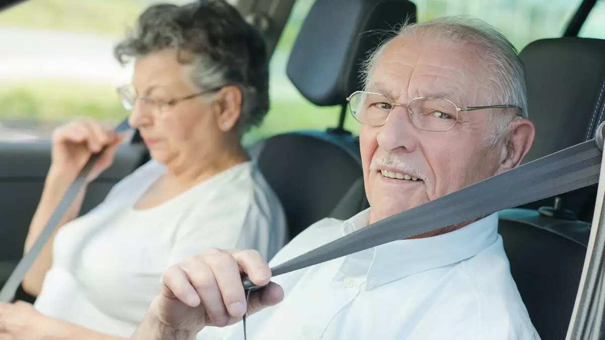 زوجين مسنين يضعون حزام الأمان