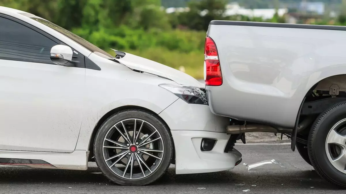 Autounfall mit zwei Autos auf der Straße