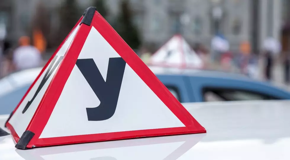 Знак за руско училище за шофиране на върха на превозното средство