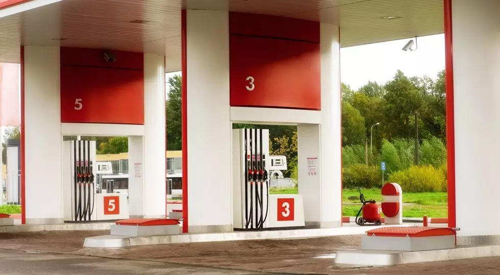 Estación de gasolina vacía