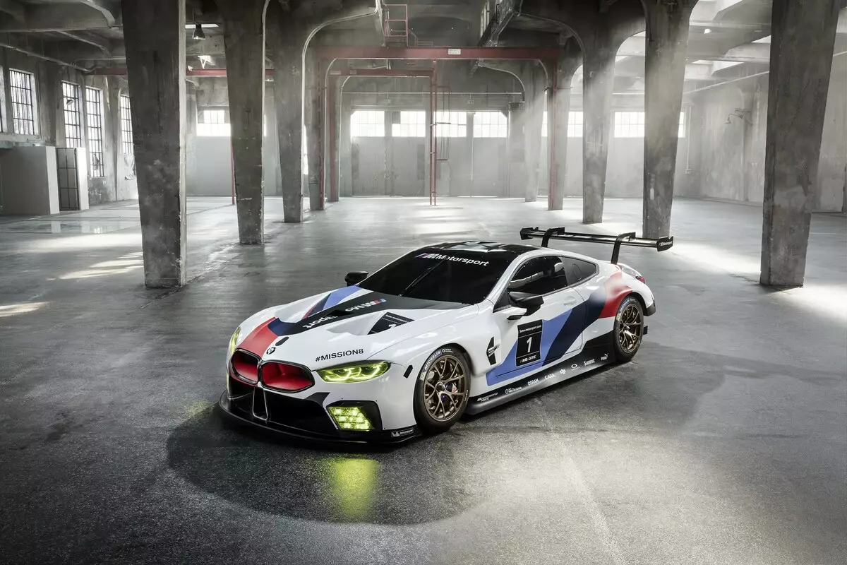 BMW priniesol M8 GTE Racing Car na Frankfurt 41720_2