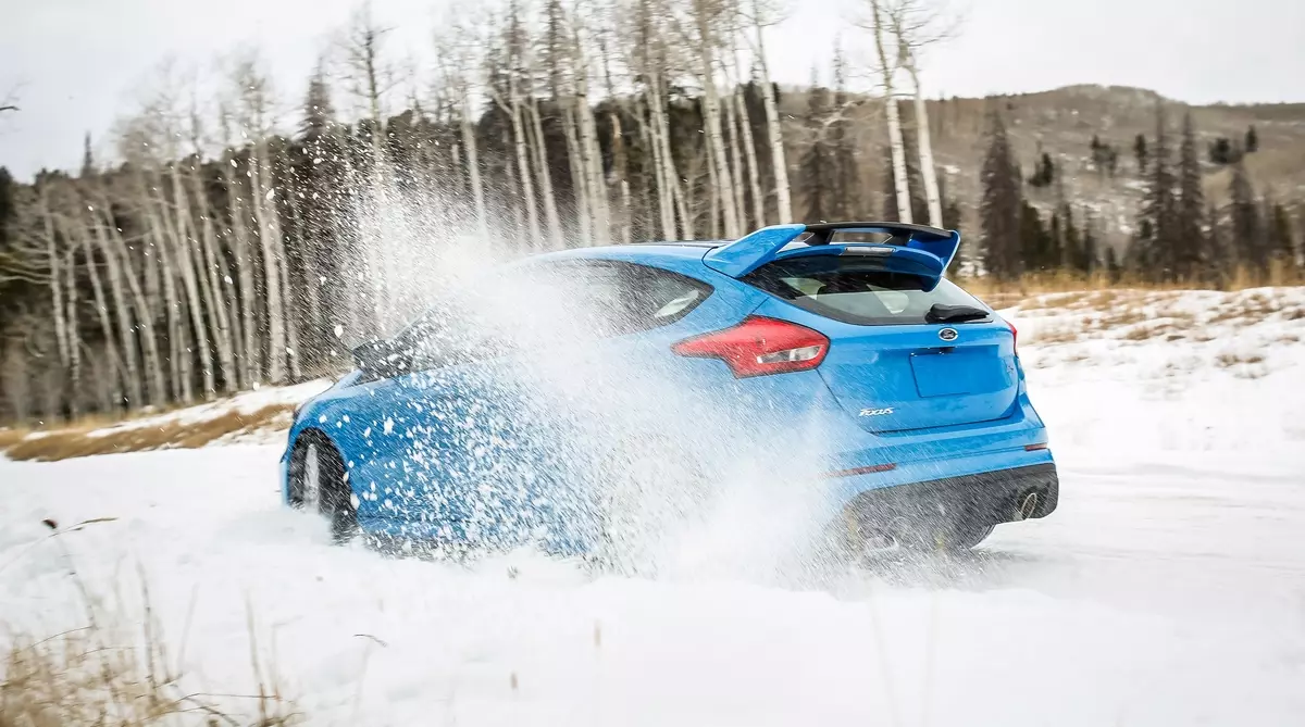 Ford Focus RS получи фабричния комплект от зимни гуми 41761_2