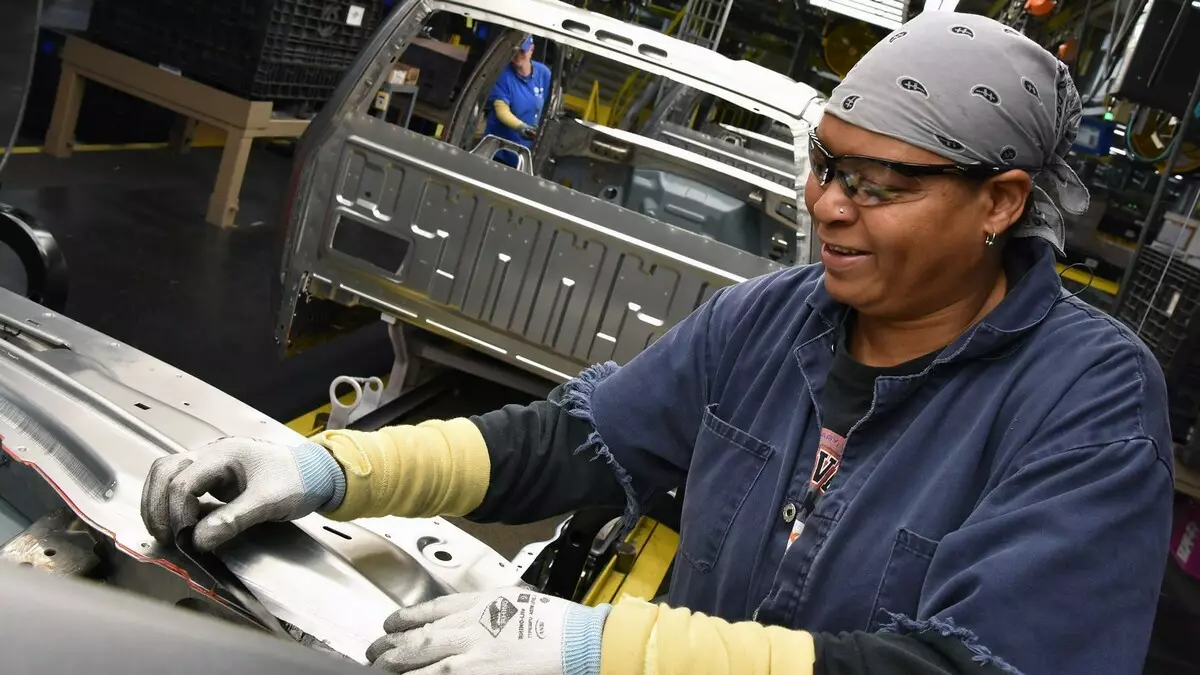 A gyárból a szolgáltatáshoz: Ford visszahívja az új Super Duty Pickups-t 41829_3