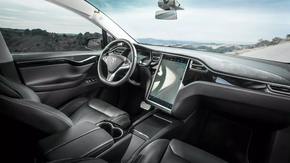 살롱 Tesla 모델 X P90D.