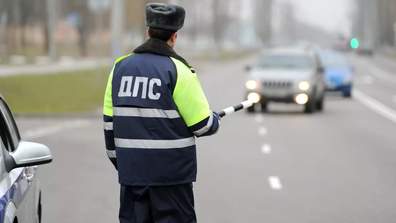 O policial em uma forma de escritório pára o carro