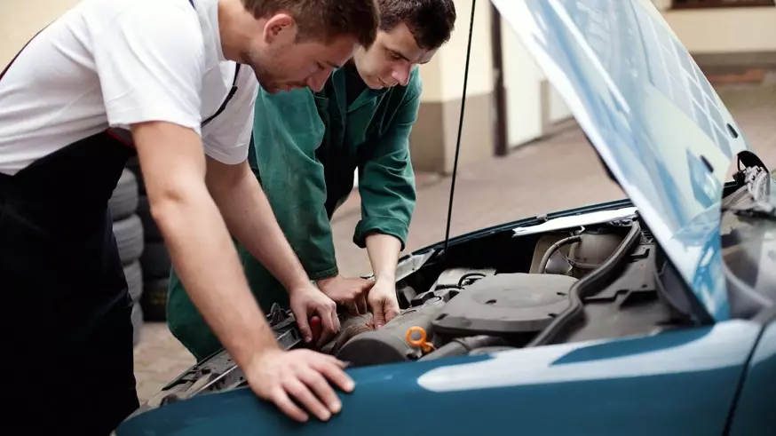 Två Auto Mechanics Working Wort Car